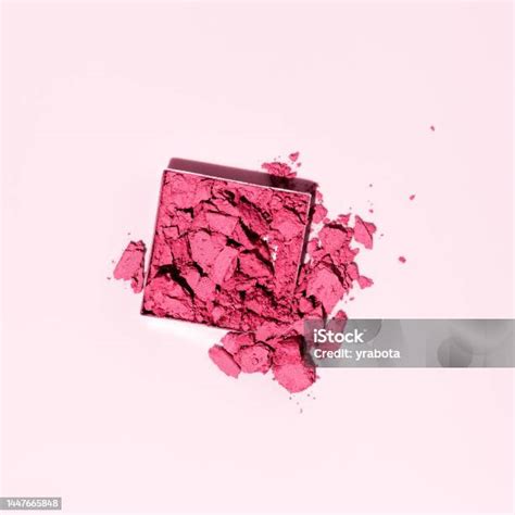 마젠타 컬러 아이 섀도우 메이크업 스와스 크러쉬 파우더 스와치 여성 화장품 및 미용 제품 흑백 미적 최소 사진 화장품 정물 배경 색상의 깨진 눈가리개 2023 아름다움에