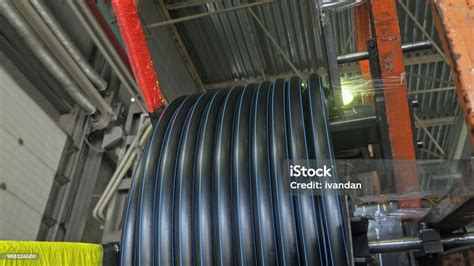스레딩 코일 파이프 롤 플라스틱 물 파이프 공장 제조입니다 물과 공기 압력의 사용과 기계 도구에 플라스틱 튜브를 만드는 과정 각도에 대한 스톡 사진 및 기타 이미지 Istock