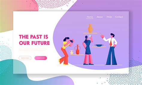 고대 역사 박물관 웹 사이트 방문 페이지를 방문하는 관광객 그룹 오래된 꽃병을 촬영하는 사람들 가이드 는 강의 교육 관광 웹 페이지를 알려줍니다 만화 플랫 벡터 일러스트