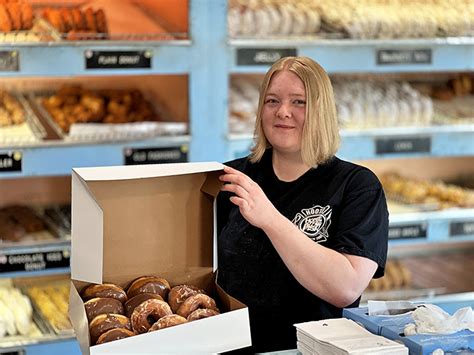 The Tiny Donut Shop In Virginia Locals Swear Has The States Best Apple