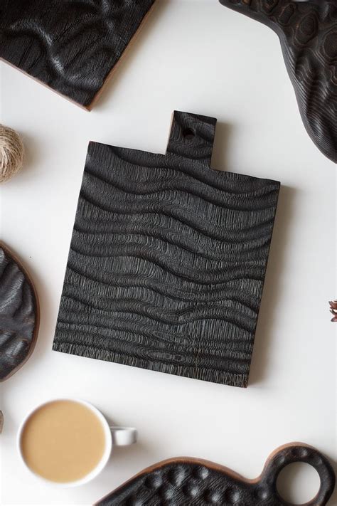 Сервировочная доска дубовая с обжигом и фактурой