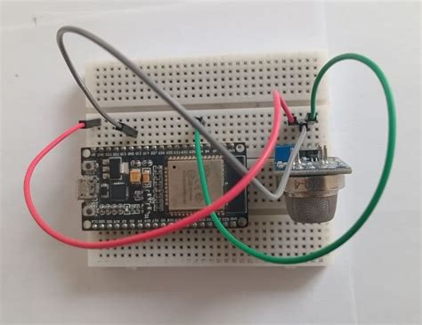 detect gas leak with esp32 board and mq 4 sensor