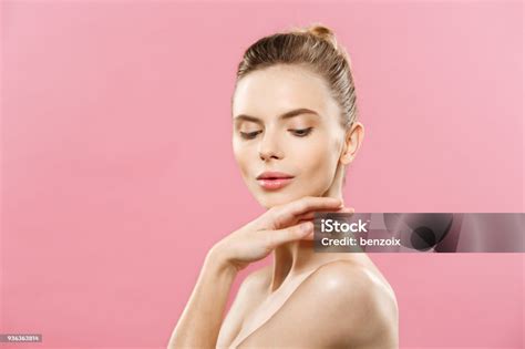미용 피부 개념신선한 깨끗 한 피부와 아름 다운 젊은 백인 여자 핑크 스튜디오 배경으로 멀리 보세요 여자 아름다움 얼굴 케어입니다 얼굴 치료입니다 화장품 아름다움과