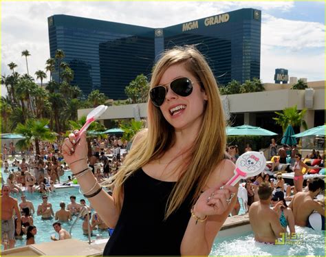 Avril Lavigne Wet Birthday Babe Photo 2484538 Avril Lavigne Photos