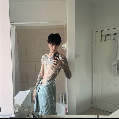 Foto En El Espejo Hombre Hombres Flacos Chicos Desaliñados Fotos De
