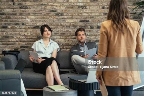 직장에서 프리젠 테이션을 갖는 성공적인 비즈니스 여성 3 명에 대한 스톡 사진 및 기타 이미지 3 명 남자 사업가 서