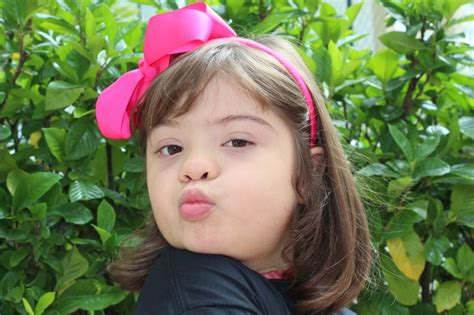 Menina De 8 Anos Escolhe Modelos E Estampas De Linha De Moda Inclusiva