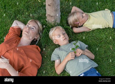 M Re Avec Son Fils Et Sa Fille Couch E Sur L Herbe Photo Stock Alamy