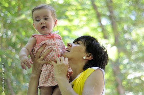 Madre E Hija Jugando En El Parque Stock Foto Adobe Stock