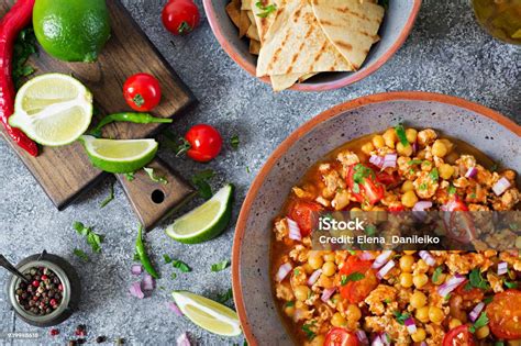 칠리 콘 카 르네 Chickpeas와 터키의 나 초 함께 제공 고기 나 초 라임 고추 칠리 멕시코 텍사스 전통 음식 상위 뷰 건강한 식생활에 대한 스톡 사진 및 기타 이미지