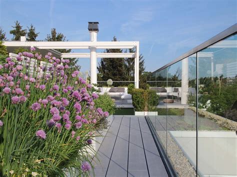 Dachgarten Des Penthouses Mit Glasgeländer Und Wpc Terrassendielen Modern Terrasse