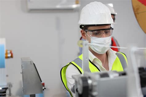 백인 정비사 기술자 유지 보수 공장에서 산업 기계 장비 수리 제조 공장에서 렌치를 사용하여 고글과 마스크가있는 보호 복의 전문 노동자 가정용 시설에 대한 스톡 사진 및 기타