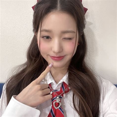 Wonyoung Ive Love Dive Selca Icon In 2022 Girl Kpop Girls Liz