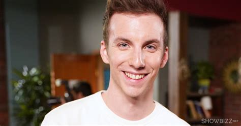 Vidéo Pier Luc Funk Regarde La Fameuse Scène Explicite De Sex Life Et Sa Réaction Est Parfaite