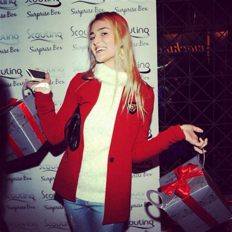 אושר סלים המהממת עם הקופסא השווה Scouting Surprise Box