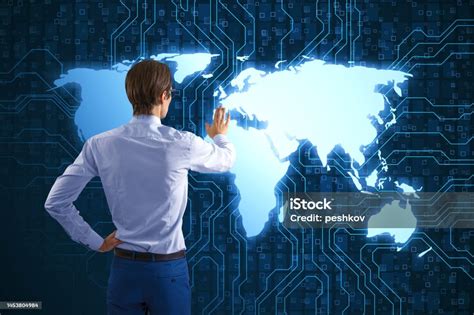 파란색 배경에 창의적인 디지털 미래 회로 맵 홀로그램을 사용하는 사업가의 뒷모습 디지털 통신 혁신 해킹 및 기술 개념 개념에
