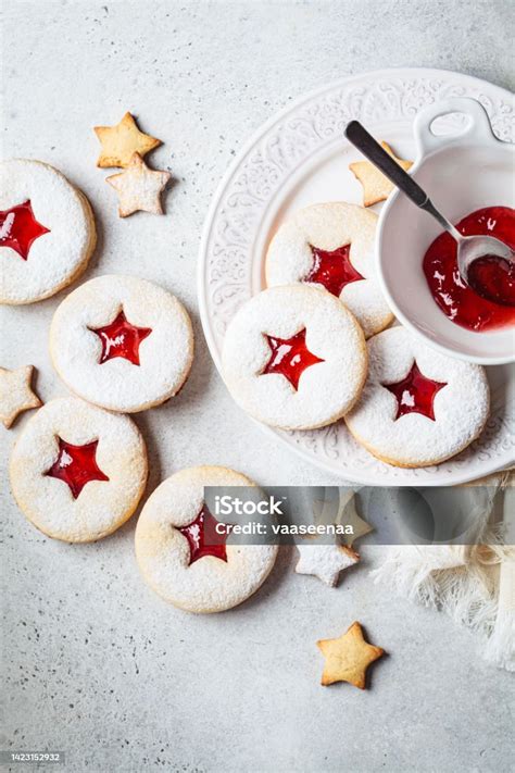 회색 배경에 크리스마스 딸기 린저 쿠키 축제 디저트 겨울 치료 쿠키에 대한 스톡 사진 및 기타 이미지 쿠키 크리스마스 딸기 Istock