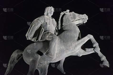 晚上的亚历山大大帝雕像。塞萨洛尼基市greec