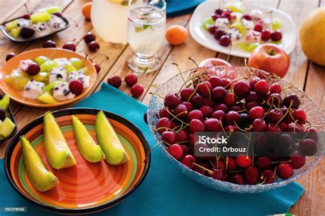Buahbuahan Segar Dengan Yogurt Beku Dan Limun Sarapan Manis Foto Stok Unduh Gambar Sekarang