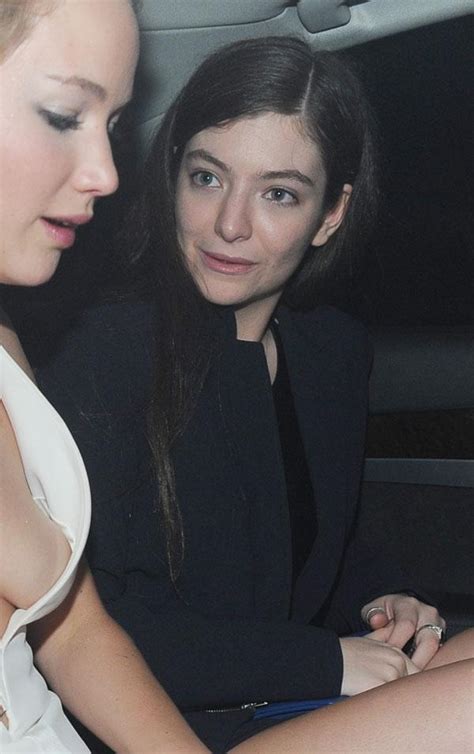 Oh Lorde Self Conscious Jennifer Lawrence Tries To Prevent Wardrobe Malfunction At ‘the Hunger