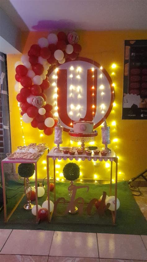 빛과 풍선으로 장식된 화장대