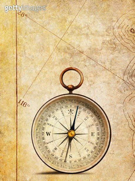 Compass And Intersecting Lines On Old Map 이미지 2149132545 게티이미지뱅크