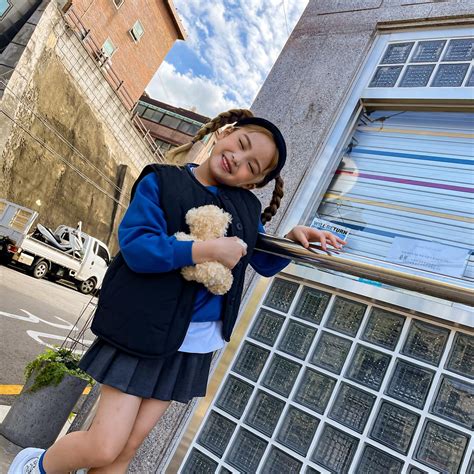 정윤희 🧸💙🖤 매력이 한 백만가지쯤 라니보고 오늘도 힘♥ 코디하기좋은 실용성까지 라니풀코디 Youit