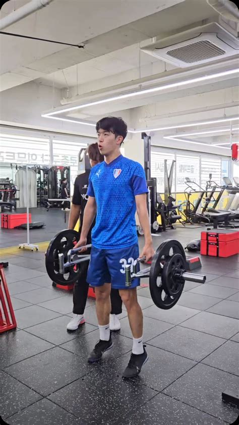 윤청구퍼포먼스트레이닝 Ycgptc Pt At Phd 축구선수들의 지면반발력 을 이용한 스피드를 향상시키는 운동은 주로 폭발적인 힘과 근력을 강화하여 짧은