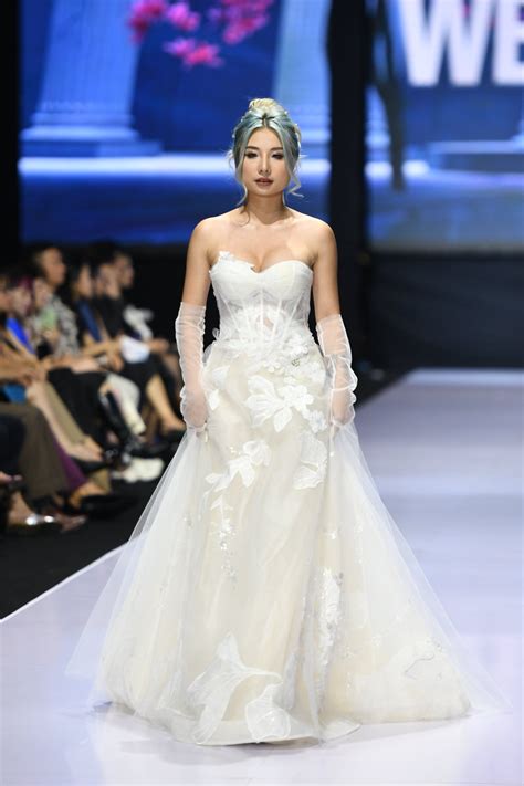 Ng I M U Vi T Di N M T M C Nh Kh Ng L N S N Di N Th I Trang Sao