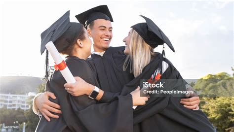 학생 졸업 친구 및 포옹 축하 성공 및 인증 된 교육 행사 야외 다양성 미소 및 흥분된 졸업생들은 행복한 캠퍼스 대학 목표 또는 학습 지원에서 축하합니다 20 24세에 대한