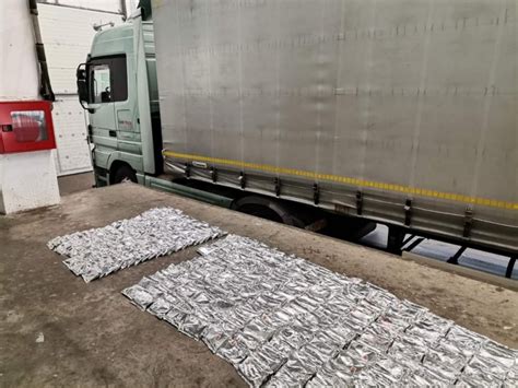 Намериха над 220 кг паста за наргиле в камион на Капитан Андреево снимки