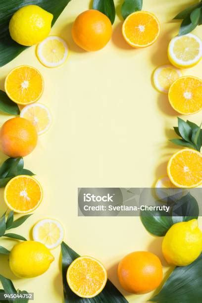 여름 개념입니다 열 대 과일 레몬 오렌지와 그린의 노란색에 잎 공간을 복사 하 고 위에서 볼 레몬에 대한 스톡 사진 및 기타 이미지 Istock