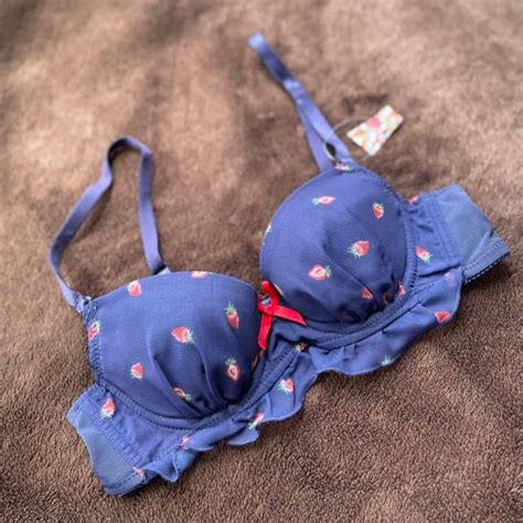 えろかわ 可愛い女の子 紺色×赤 いちご柄ブラジャー B65 ロリ 萌え イチゴ ジュニア Js Jc Jk レディース 匿名配送 モエッコ