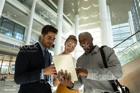 현대 아트리움에서 말하는 태블릿을 가진 다양한 젊은 비즈니스 사람들 건축에 대한 스톡 사진 및 기타 이미지 건축 기업 비즈니스 남아프리카공화국 Istock