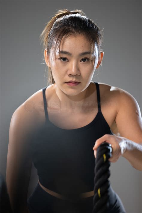 背心高清图片 青年女人举重训练1101 人像图片免费下载 格式 2668像素 编号67617554 千图网