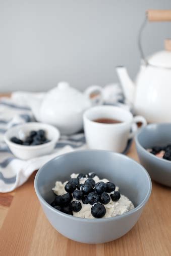 Tvorog 농부 치즈 커드 치즈 또는 코티지 치즈와 블루베리의 맛있는 아침 식사가 회색 그릇에 담긴 것입니다 가정 주방에 대한 스톡 사진 및 기타 이미지 Istock