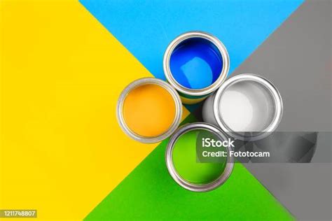 금속 페인트 캔과 다색 배경에 브러시 페인트 맨 위 보기 공간을 복사합니다 2020년에 대한 스톡 사진 및 기타 이미지 2020년 개념 개념과 주제 Istock