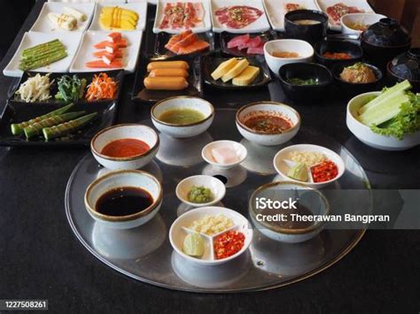 해산물 쇠고기 돼지 고기 야채 및 디핑 소스와 같은 생 고기 접시 가리비에 대한 스톡 사진 및 기타 이미지 가리비 개체 그룹 고급 Istock