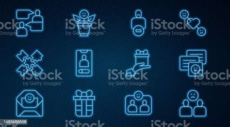 복잡한 관계 채팅 메시지 노트북 친구 상실 수신 전화 모바일 퍼즐 조각 장난감 앉아있는 두 남자가 이야기하고 선물과 Bff 또는