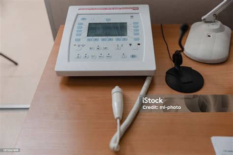 병원 방사선 실 Xray 형광소 장치 리모컨 방사선 촬영을 위해 X 선 기계를 조정 가운에 의사 방사선 학자 의료 장비