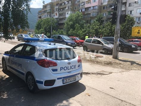 Две коли се нанизаха на натоварено кръстовище във Враца снимки