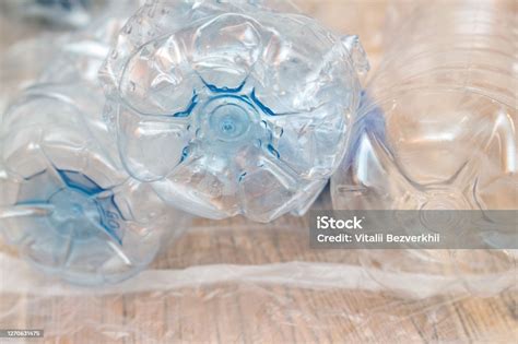 많은 플라스틱 구겨진 빈 병 오염 재활용 에코 컨셉 배경 은 선택적 초점 0명에 대한 스톡 사진 및 기타 이미지 0명 개념 고철 Istock