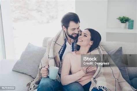 쾌활 한 매력적인 커플의 손에서 따뜻한 차 잔 이나 서로 보고 함께 시간을 보내고 담요 덮여 실내 진정한 감정 영감 개념 가정 생활에 대한 스톡 사진 및 기타 이미지