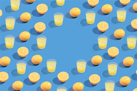 파란색 배경에 레몬 레이스와 칵테일 안경으로 만든 트렌디 한 밝은 여름 패턴 0명에 대한 스톡 사진 및 기타 이미지 0명 감귤류 과일 개념 Istock