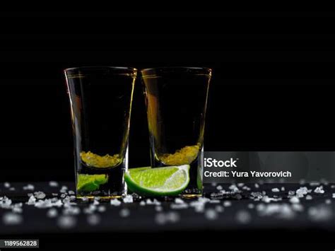 어두운 배경에 육즙이 많은 라임과 바다 소금을 가진 두 개의 데킬라 샷 금 0명에 대한 스톡 사진 및 기타 이미지 0명 가득 찬 감귤류 과일 Istock