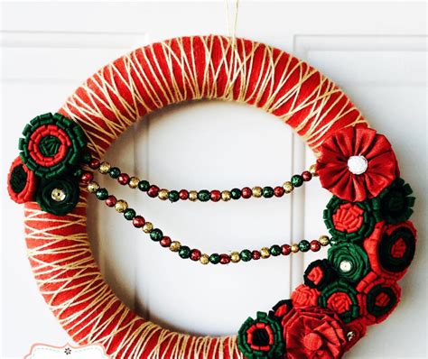 23 Beautiful Christmas Yarn Wreath Ideas To Brighten Your Holiday Decor
