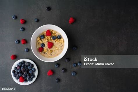소박한 배경에 귀리 플레이크와 신선한 딸기가 있는 건강한 아침 식사 개념 뮤 즐리 딸기 블루 베리 0명에 대한 스톡 사진 및 기타 이미지 Istock