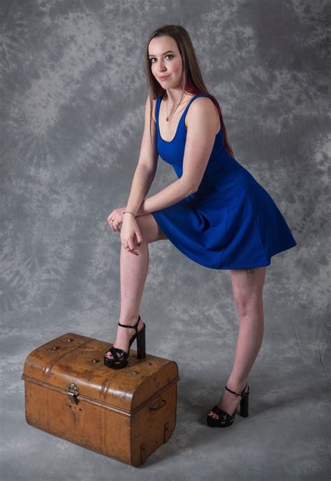 Stefania Model Pose Legs Dress Hd Phone Wallpaper Rare Gallery