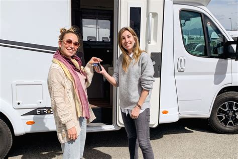 La Cantante Beth Rodergas Se Va De Vacaciones En Una Autocaravana De Asm Autosuministres Motor