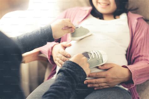 남편과 아내의 임신 한 부부는 집에서 사랑을 느끼고 휴식을 취합니다 젊은 기대하는 여자는 임신한 배에 아기를 안고 있다 아버지는 임산부를 돌 봅니다 출산 및 임신